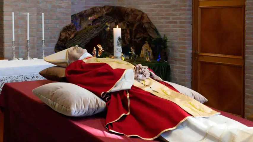 Abre capilla ardiente de Benedicto XVI