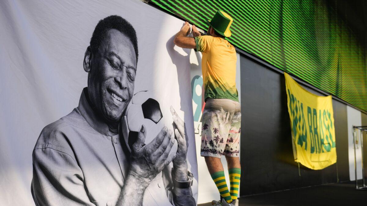 Los brasileños dan su último adiós al "rey" Pelé