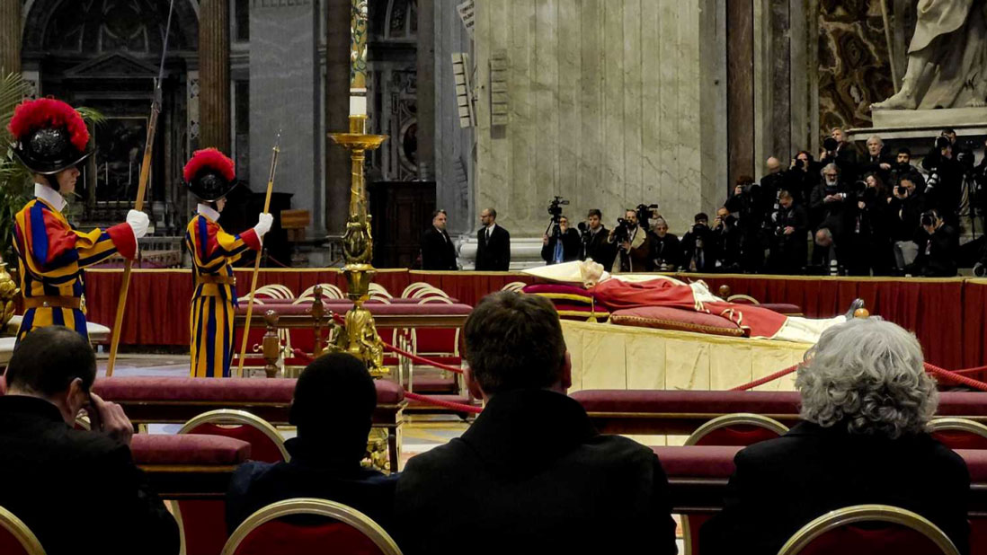 Este miércoles es el último día de la capilla ardiente de Benedicto XVI
