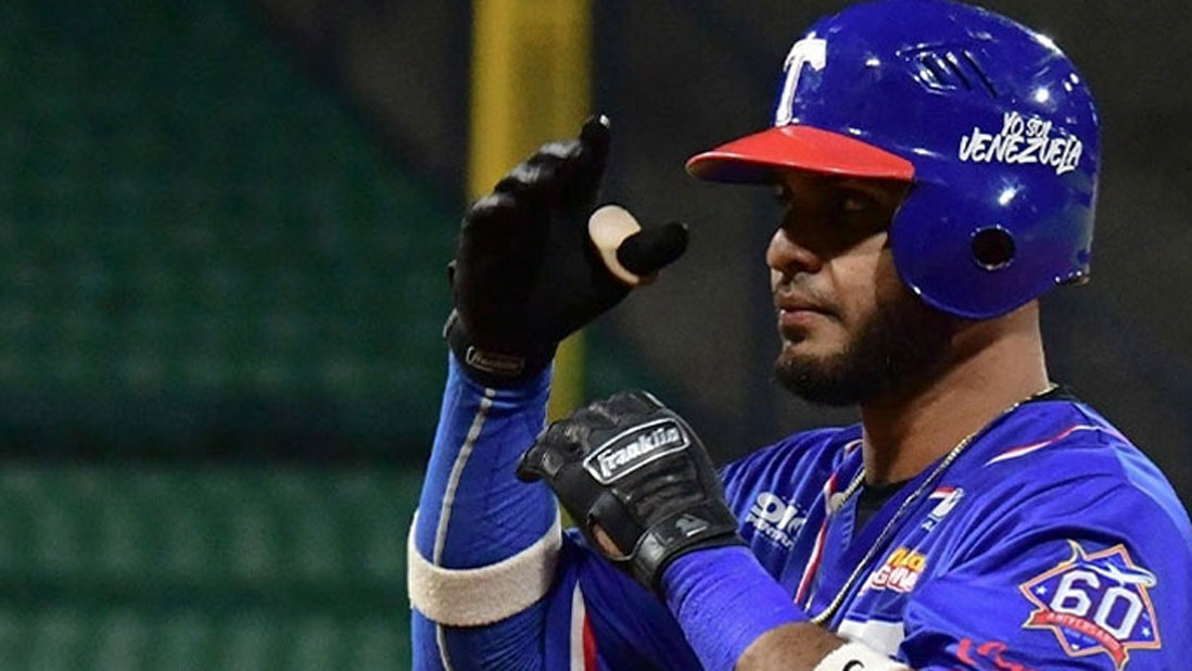 Ángel Reyes se ensañó contra Cardenales y Tiburones sigue en la cima