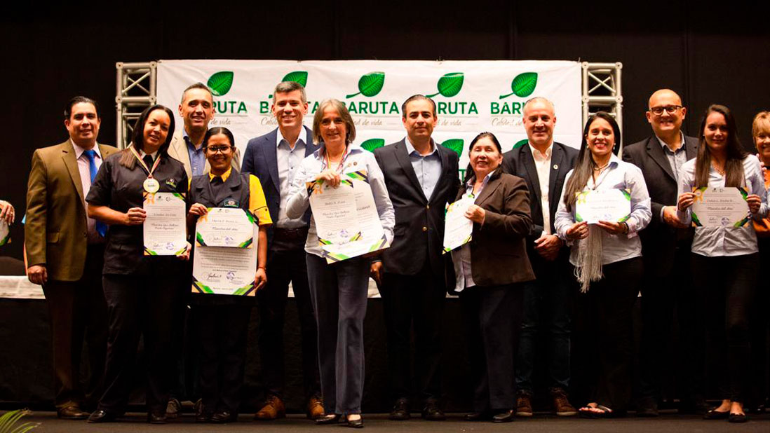 Alcalde Darwin González rinde homenaje a 250 educadores de Baruta