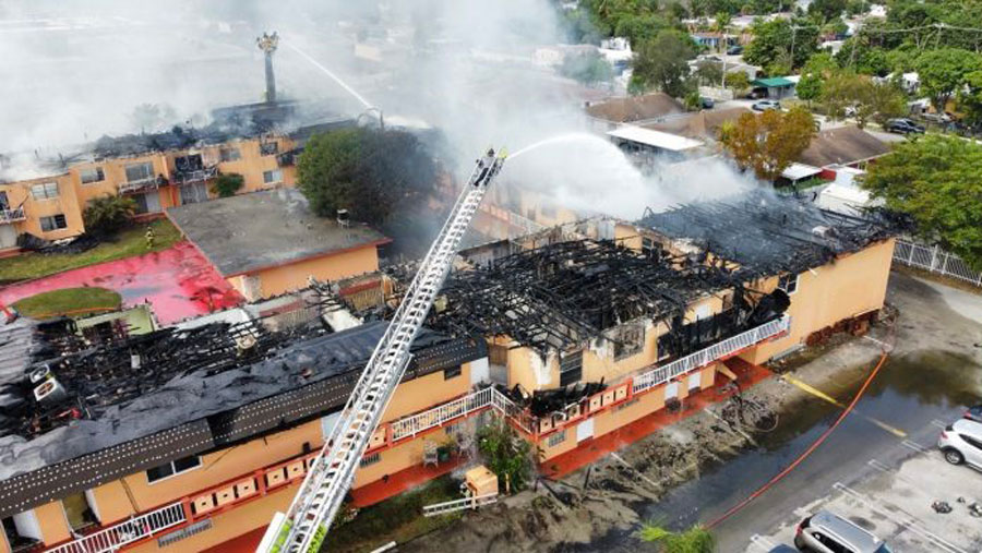 Cerca de 200 personas evacuadas de un edifico incendiado en Miami