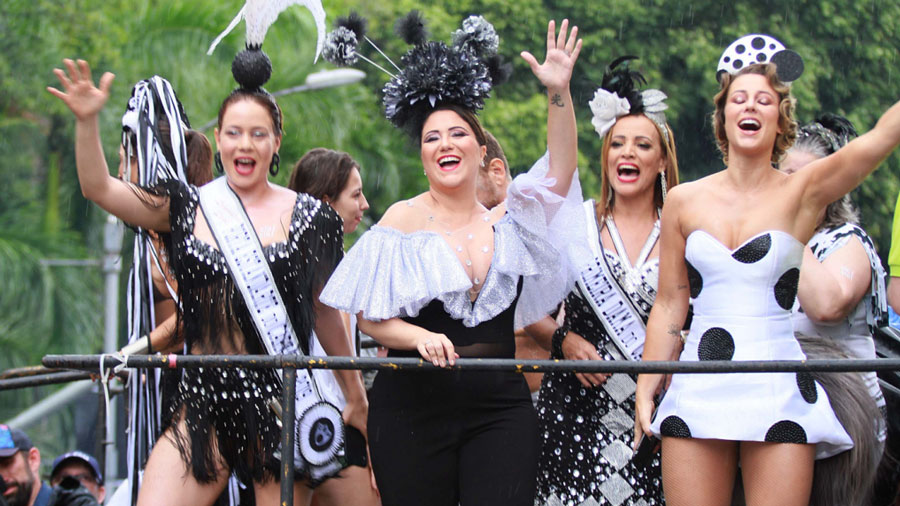 Las comparsas ponen a vibrar al Carnaval de Brasil