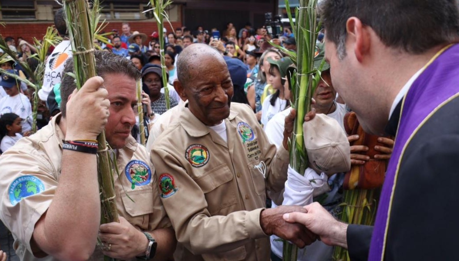 Palmeros de Chacao cumplieron con la tradición de bajar la palma bendita