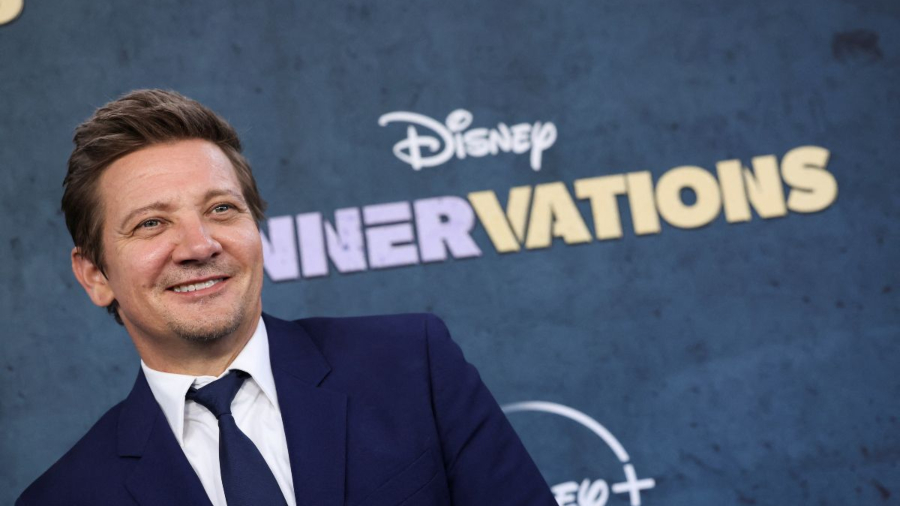 Jeremy Renner vuelve a una alfombra roja ayudado por un bastón tras su ...