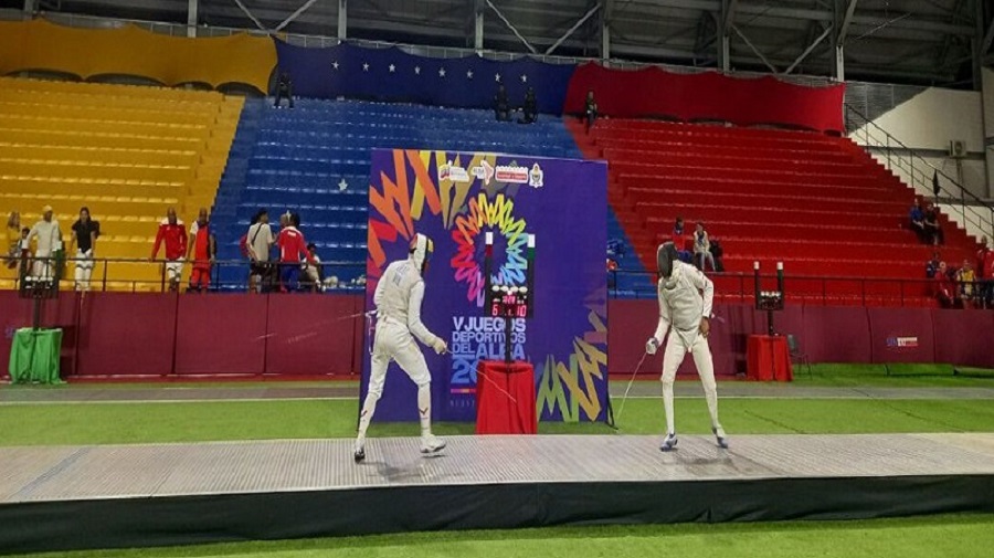 Antonio Leal obtiene medalla de oro en Esgrima ante su oponente cubano