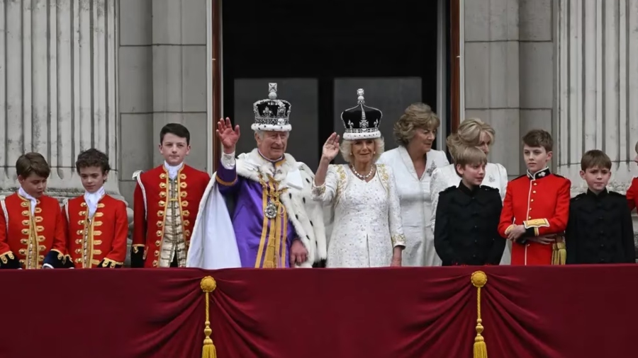 Carlos III y Camila realizaron su primer saludo desde el balcón en el Palacio de Buckingham