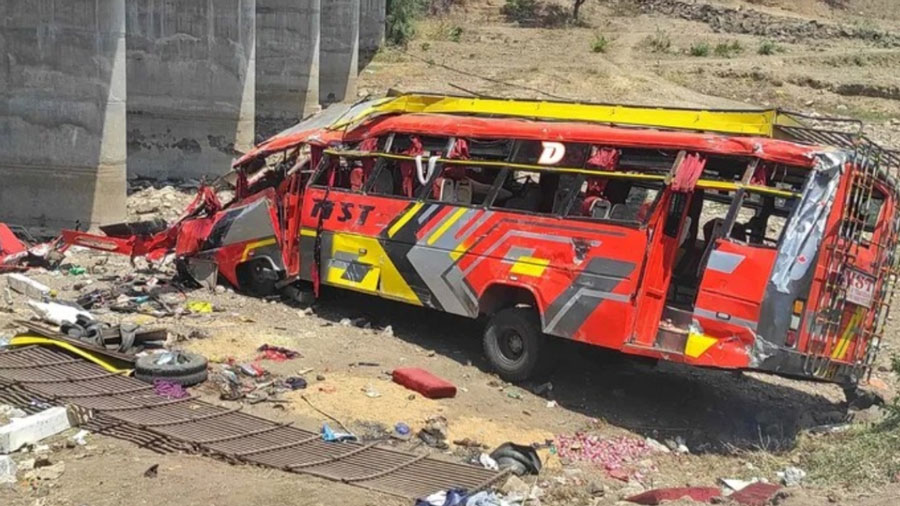 Elevan A 22 Los Muertos Tras Caer Un Autobús Desde Un Puente En El