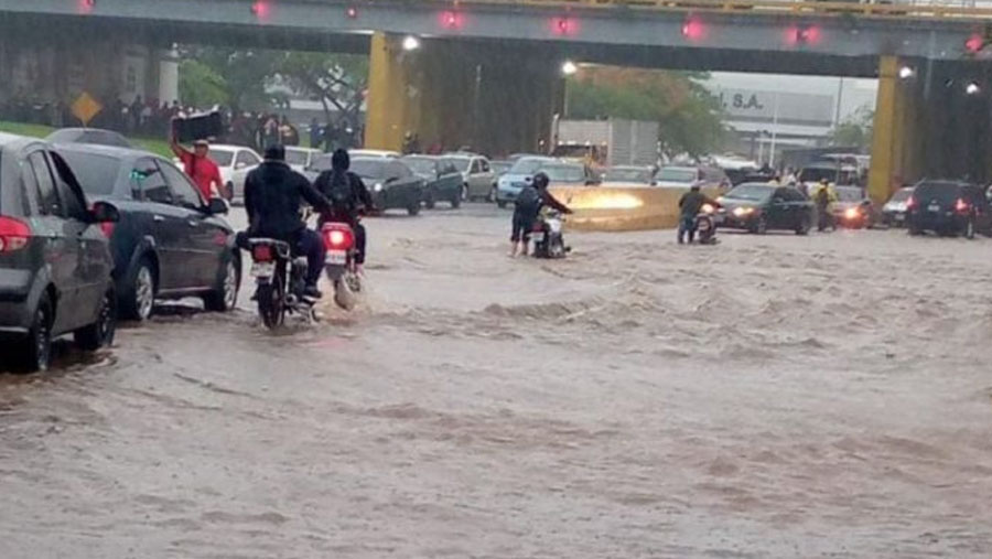 Lluvias colapsaron la Gran Valencia (Fotos)