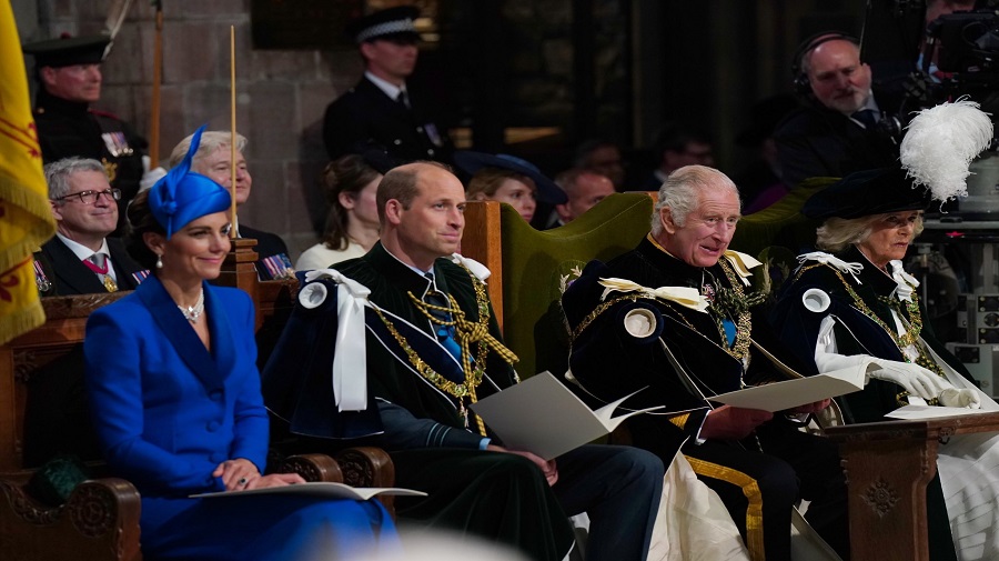 El rey Carlos III recibe los Honores de Escocia y rubrica su reinado