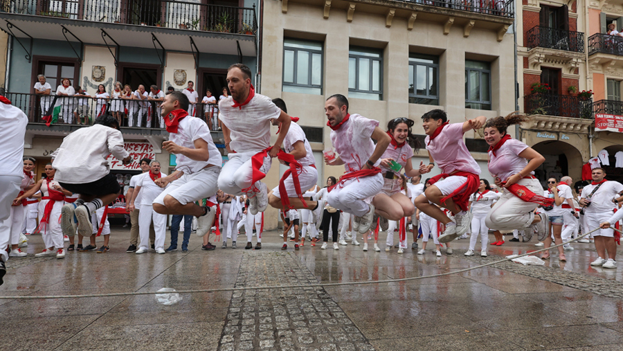 Pamplona Da Inicio A Las Fiestas De Los Sanfermines Con El Tradicional Chupinazo