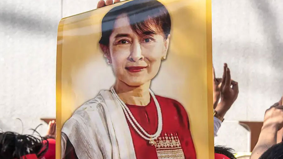 Junta de Birmania saca a Aung San Suu Kyi de prisión