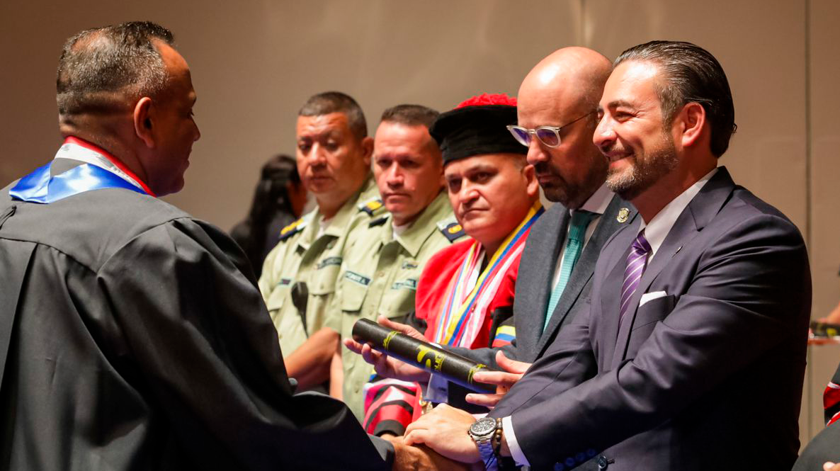 Alcaldía de Baruta otorga ascensos y diplomas en acto de graduación de ...