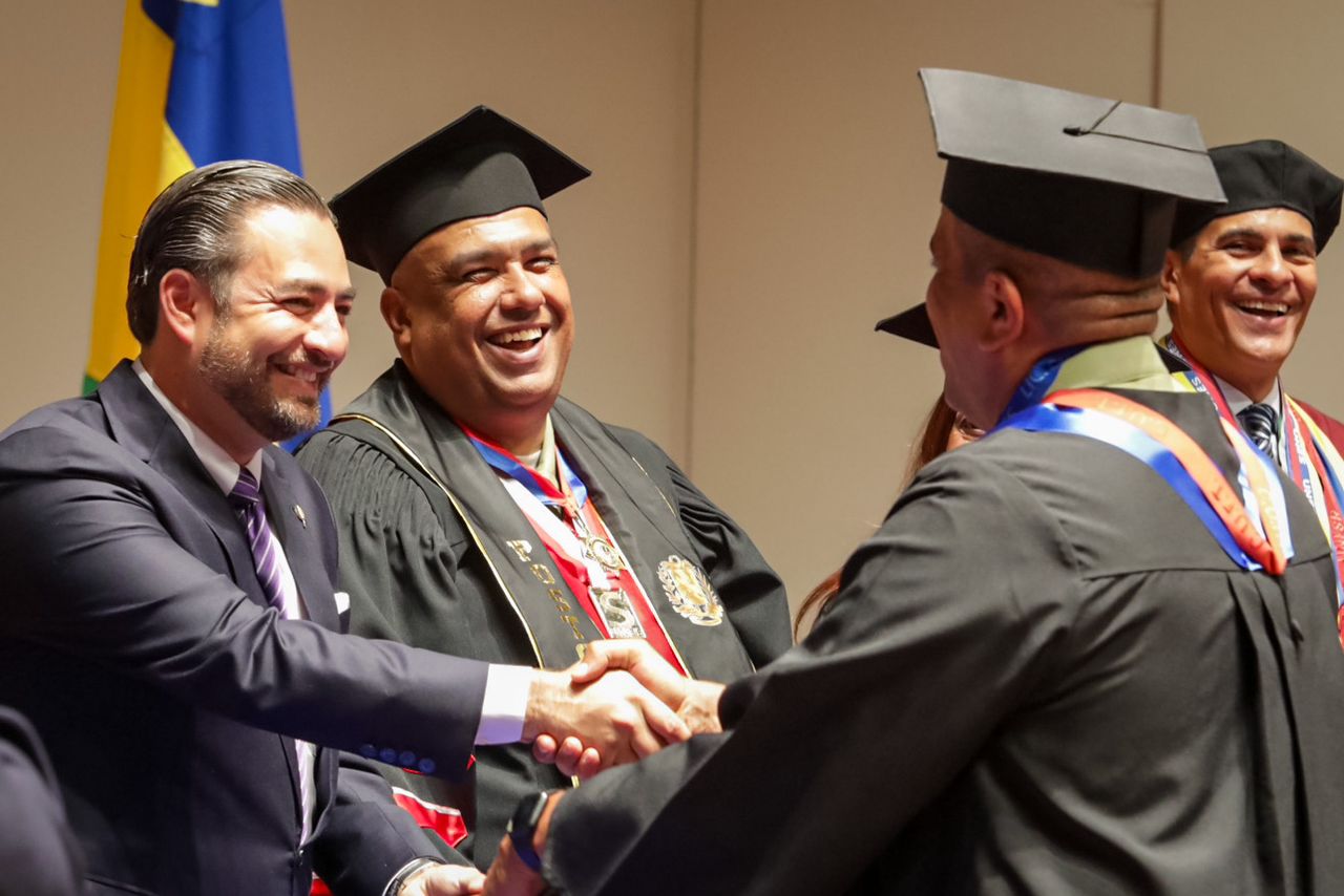 Alcaldía de Baruta otorga ascensos y diplomas en acto de graduación de ...