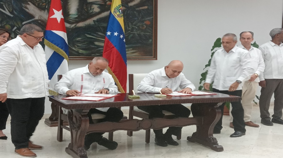 Venezuela y Cuba firman acuerdo de intercambio político