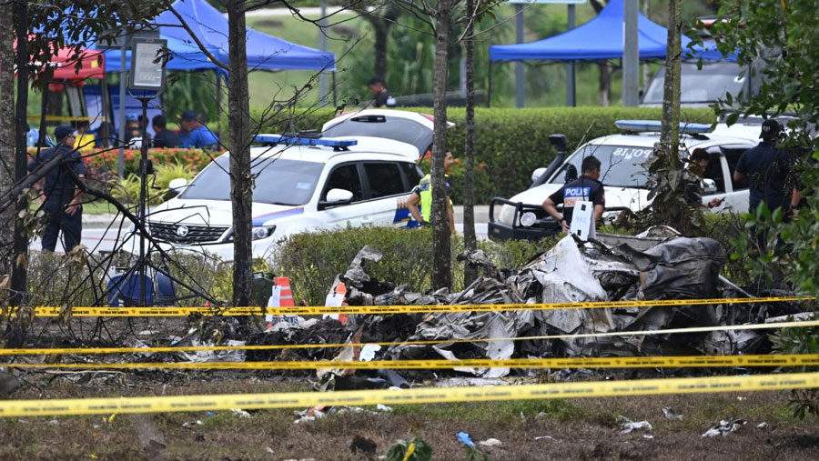 Recuperan caja negra y los cuerpos de 10 fallecidos por el avión estrellado en Malasia