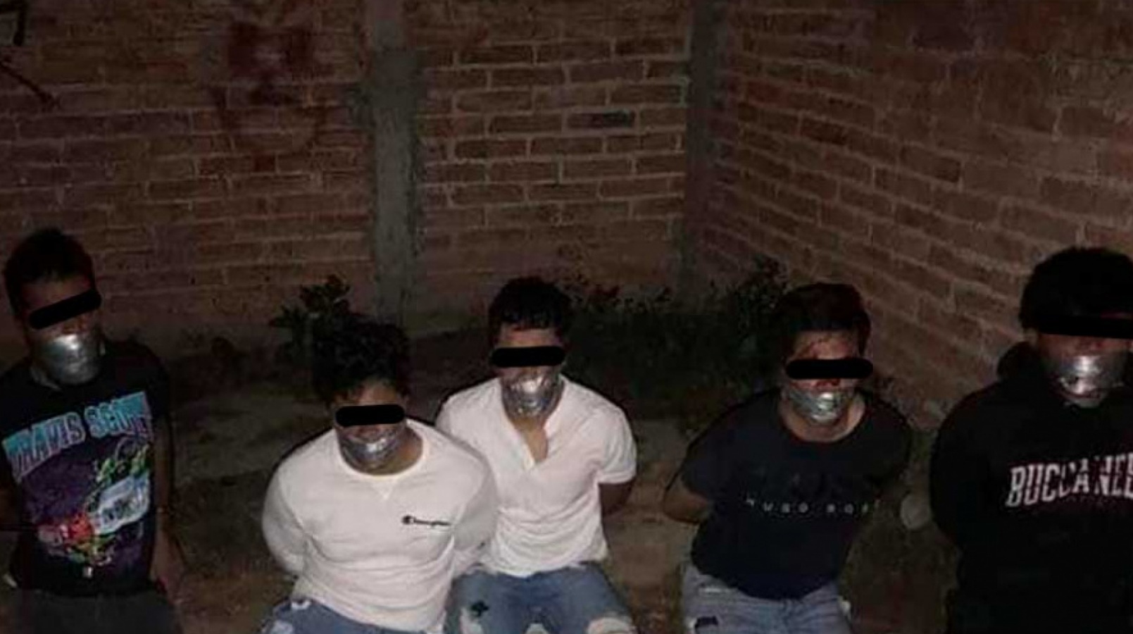 México: Cartel habría secuestrado a cinco jóvenes y obligado a uno a ...