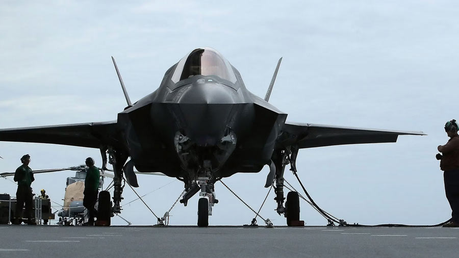 Comienzan a recuperar los restos del F-35 siniestrado mientras se ...