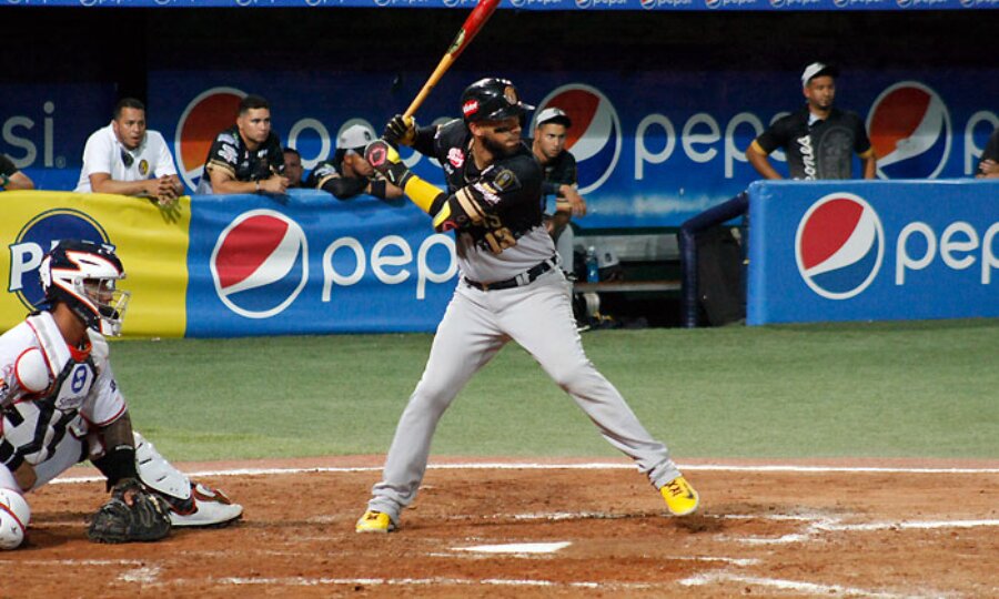 Caracas despachó cuatro jonrones y apaleó a Caribes