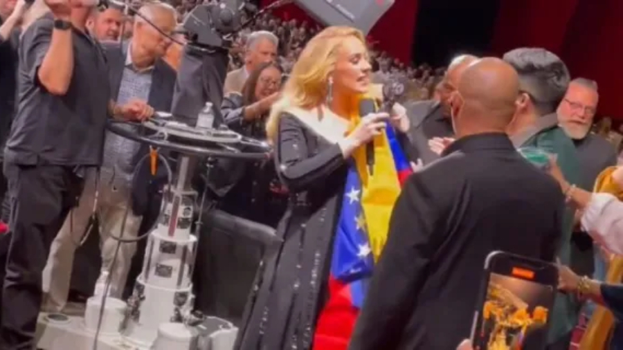 Adele sorprende al lucir la bandera de Venezuela en Las Vegas