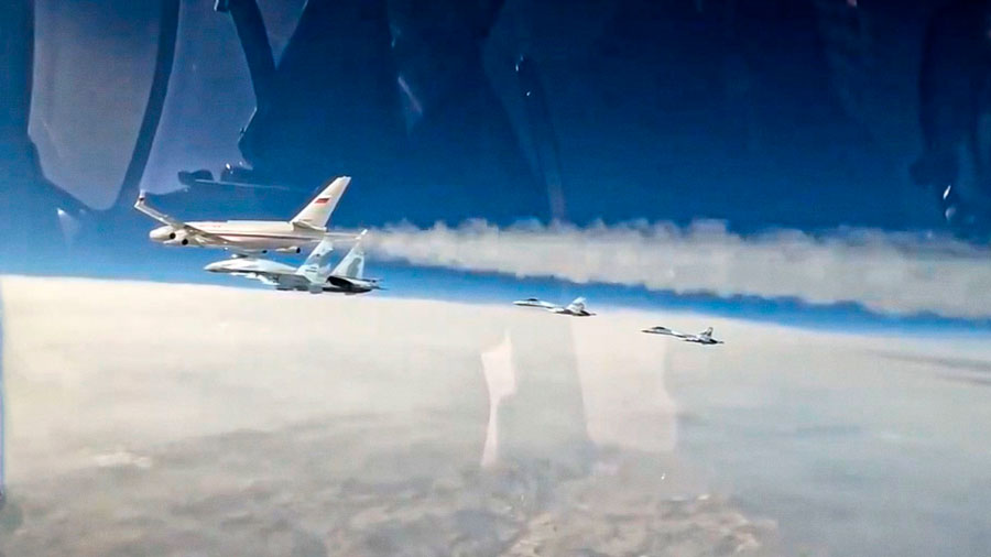 En video: Сazas escoltan el avión de Putin durante su vuelo a Emiratos ...