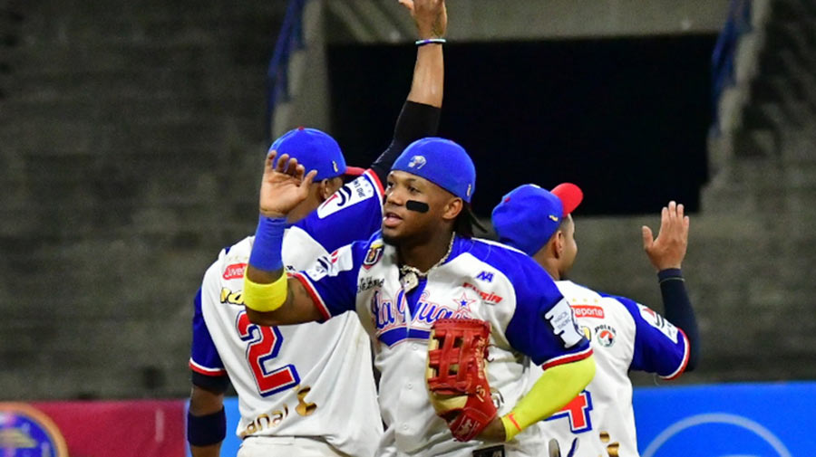 Ricardo Pinto lideró triunfo de Tiburones ante Leones
