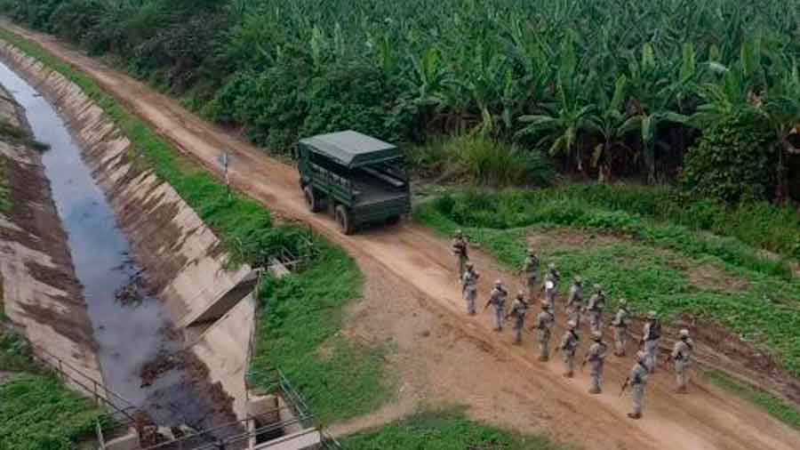 Ejército de Perú patrulla con soldados, drones y vehículos su frontera con Ecuador