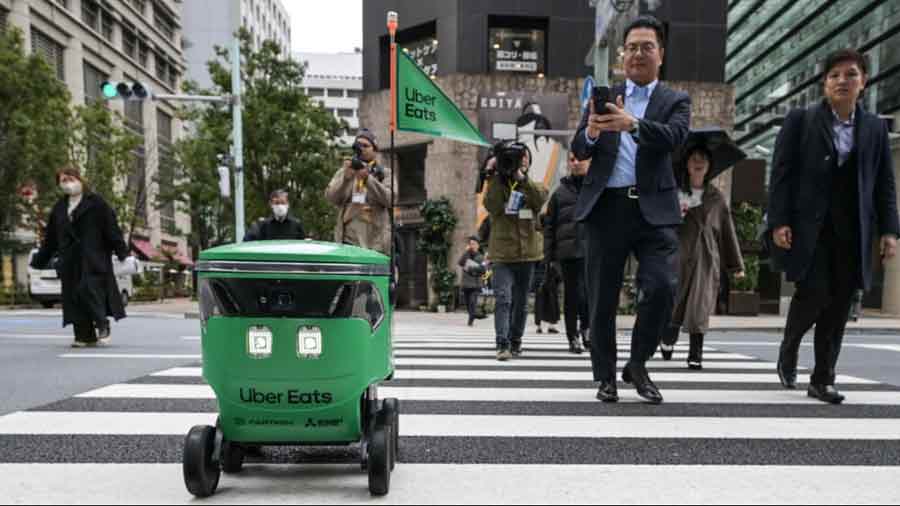 Uber Eats empieza repartos con robots en Tokio