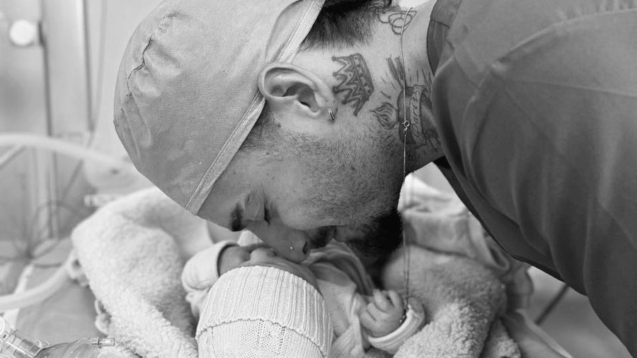 Nació París, la hija de Maluma y Susana Gómez: Esta es la primera foto del cantante con la pequeña