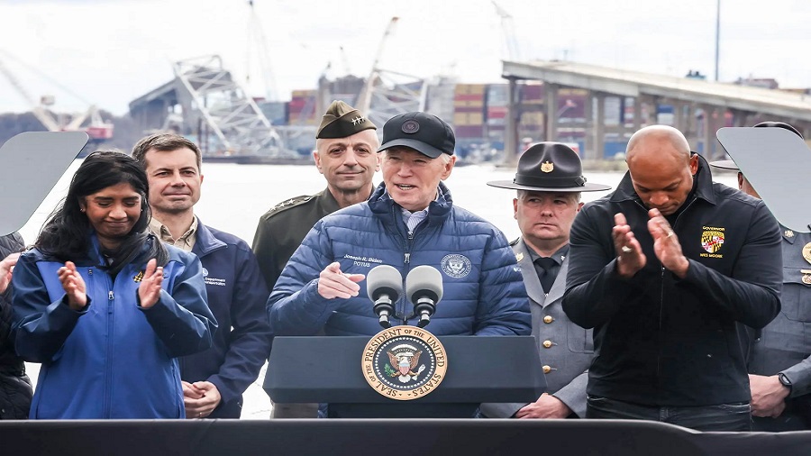 Biden visita el puente de Baltimore y promete poner todo su empeño en la reconstrucción
