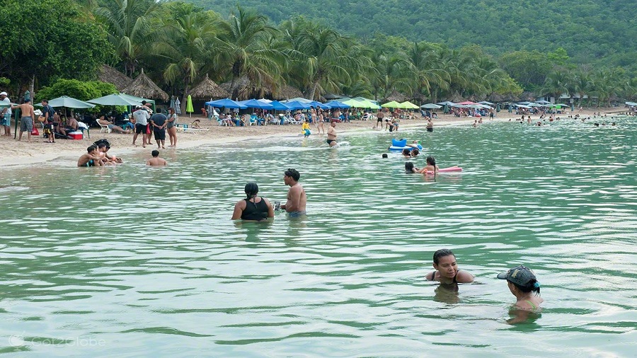 Gran multitud de temporadistas disfrutan de las playas de La Guaira