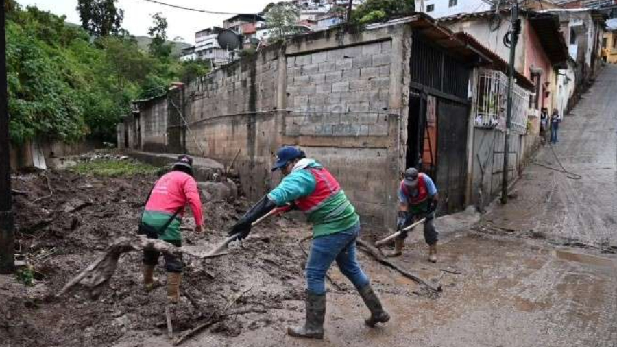 Brindan atención a afectados por lluvias en Caracas