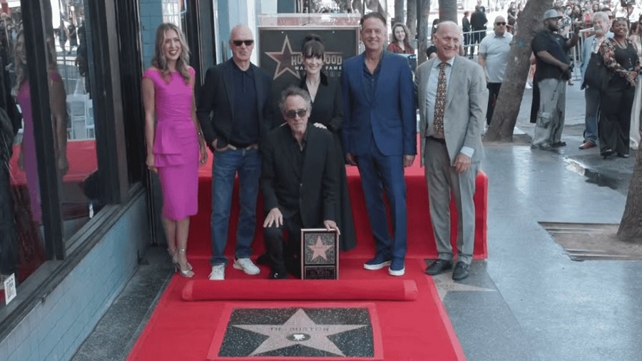 Tim Burton recibe una estrella en el Paseo de la Fama de Hollywood