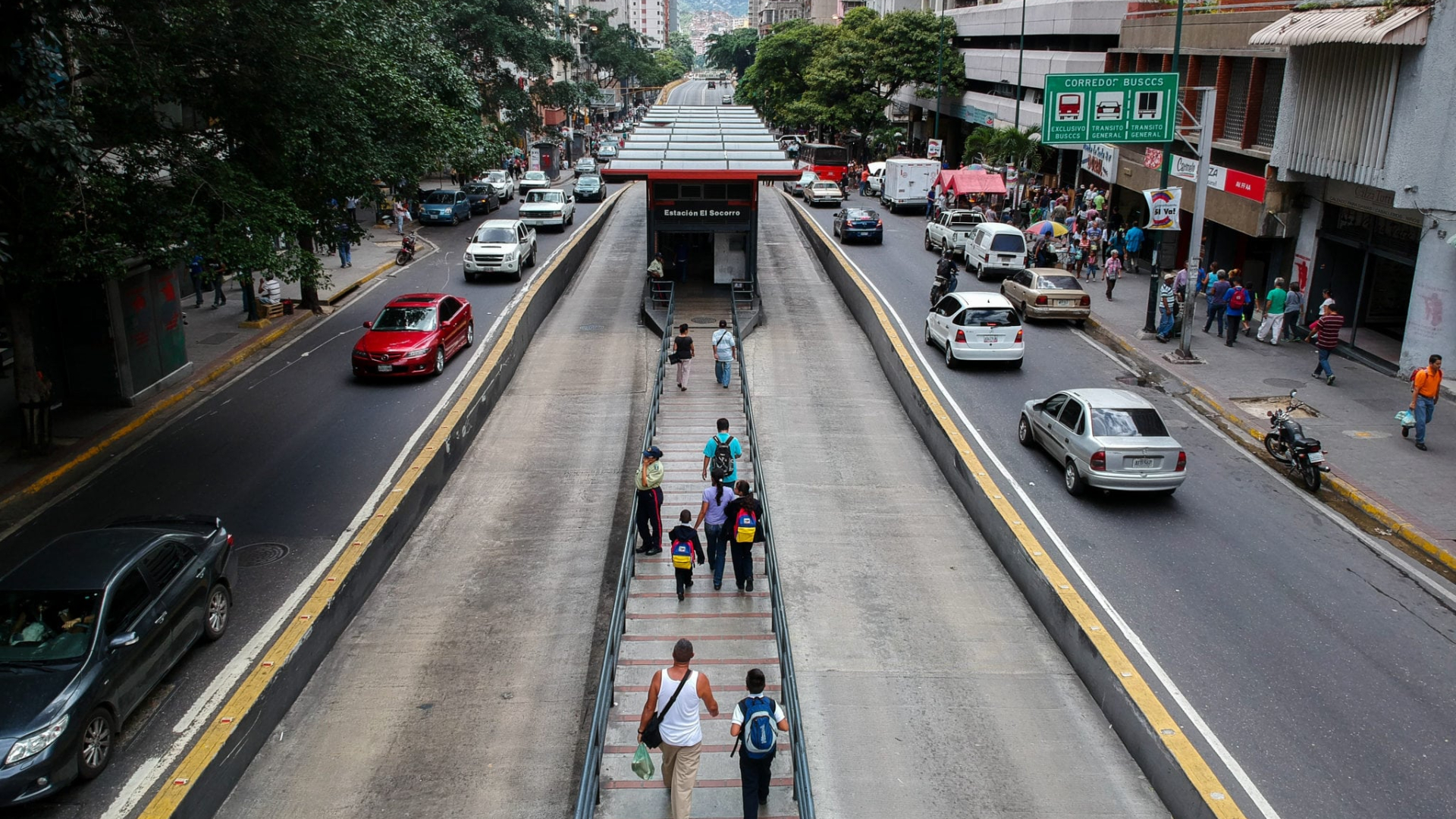 Conductores que circulen por canales del BusCaracas será multados con ...