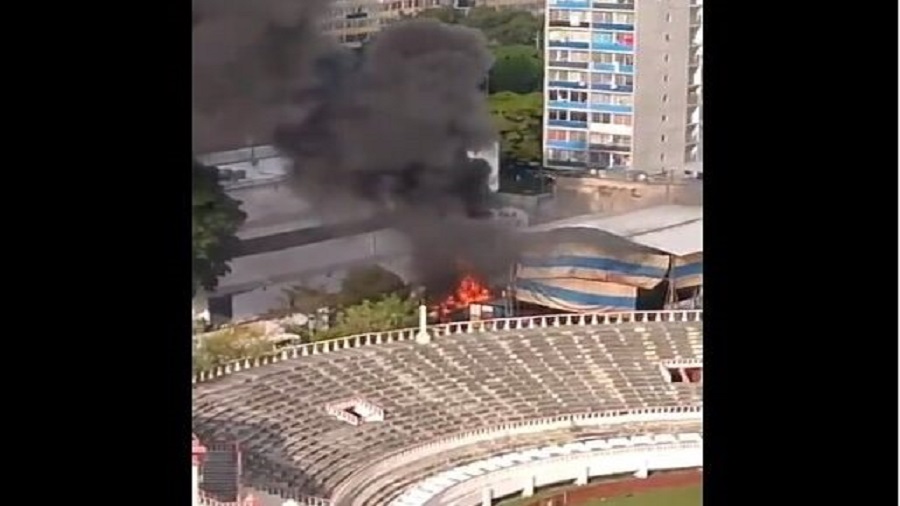 (+Video) Bomberos de Caracas sofocaron incendio de tres vehículos en la ...