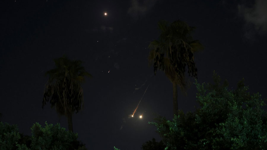 (+Video) Así se observó el ataque masivo de Irán a bordo de un avión de ...