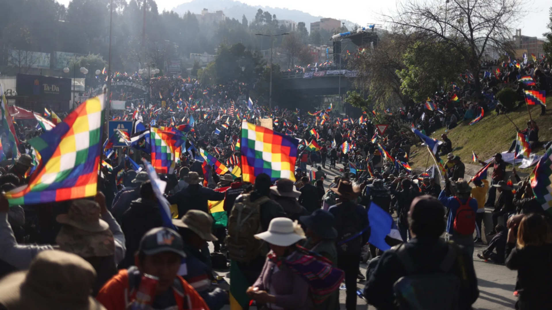 Seguidores de Morales inician bloqueos en el centro de Bolivia en ...