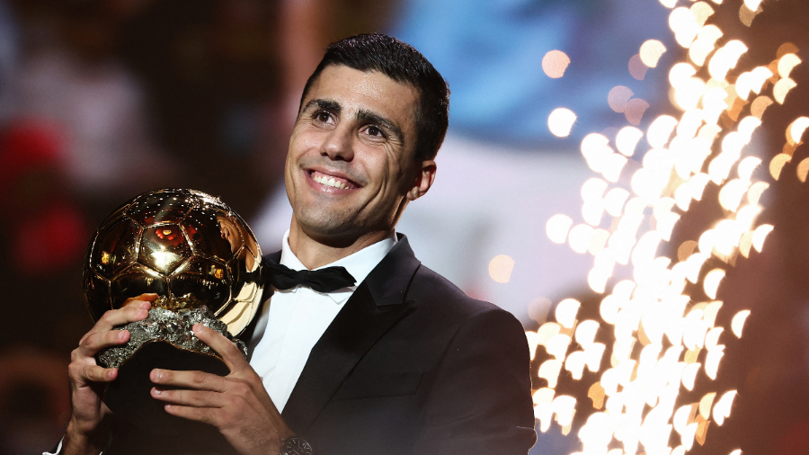 Rodri recibe el Balón de Oro 2024