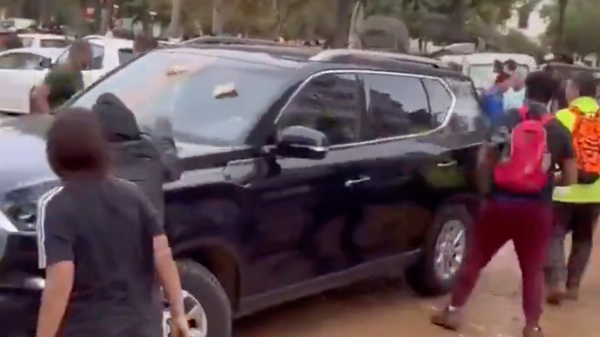 Abren investigación por altercados con los reyes y Sánchez en zona ...