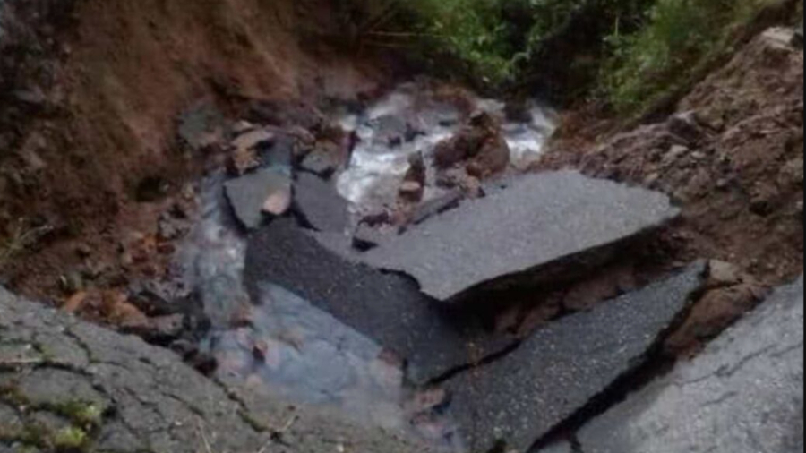 Colapsó la vía principal de Mérida tras fuertes lluvias