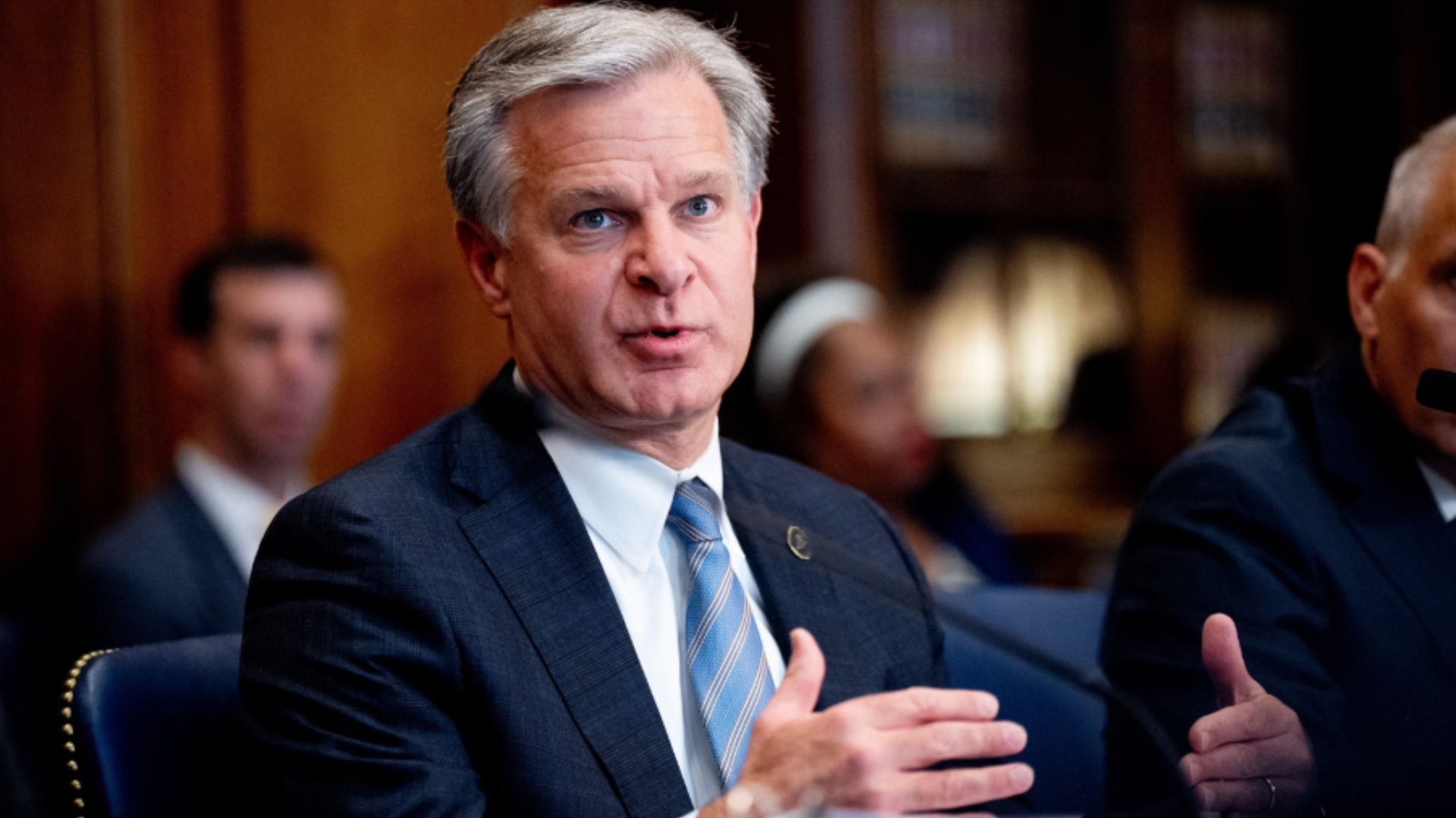 Dimite el director del FBI