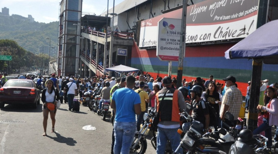 Alta afluencia de viajeros regresan a sus casas por el Terminal La Bandera