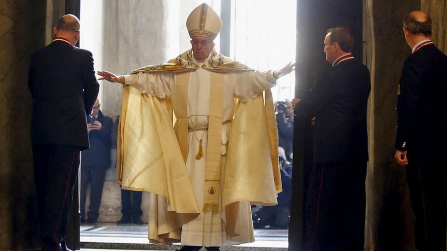 El Papa abre la Puerta Santa con una ceremonia sencilla entre fuertes ...