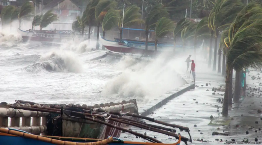 Fuerte oleaje en Perú destruye embarcaciones, muelles y viviendas