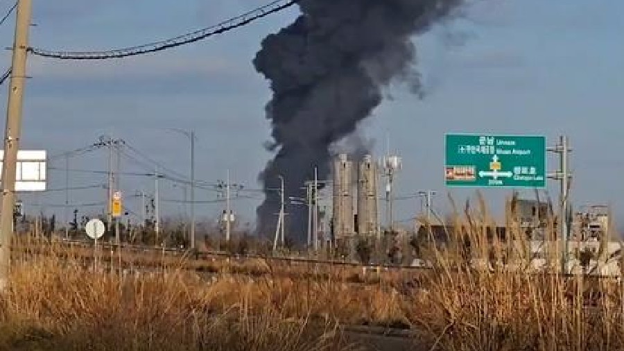 Avión con 175 pasajeros a bordo se estrella tras aterrizar en un aeropuerto de Corea del Sur ...