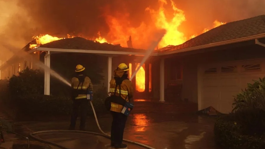 Al menos trece desaparecidos en los incendios de Los Ángeles que hasta ahora suman 11 fallecidos