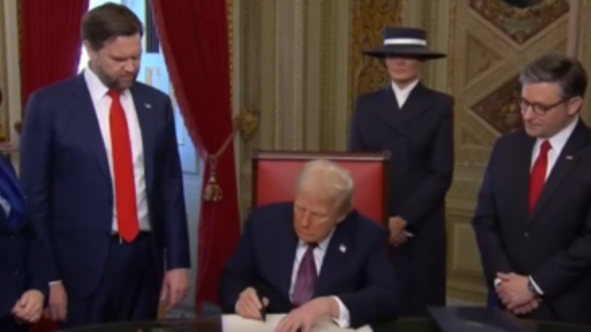 Presidente Donald Trump firma las primeras órdenes ejecutivas de su mandato