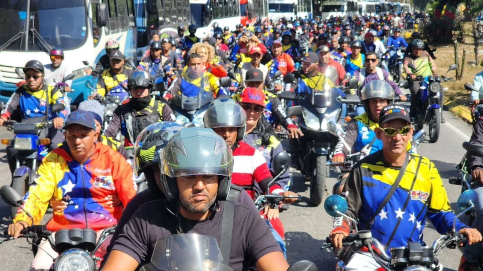 Una masiva caravana de motorizados celebró en Caracas el triunfo electoral del Gran Polo Patriótico