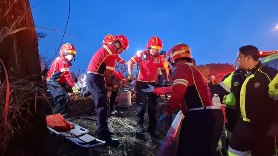 Al menos 51 muertos en accidente de autobús tras caer de un puente en ... Al menos 51 muertos en accidente de autobús tras caer de un puente en ...