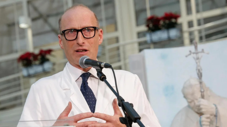 Médico del Vaticano: "El Papa Francisco no está fuera de peligro, está ...